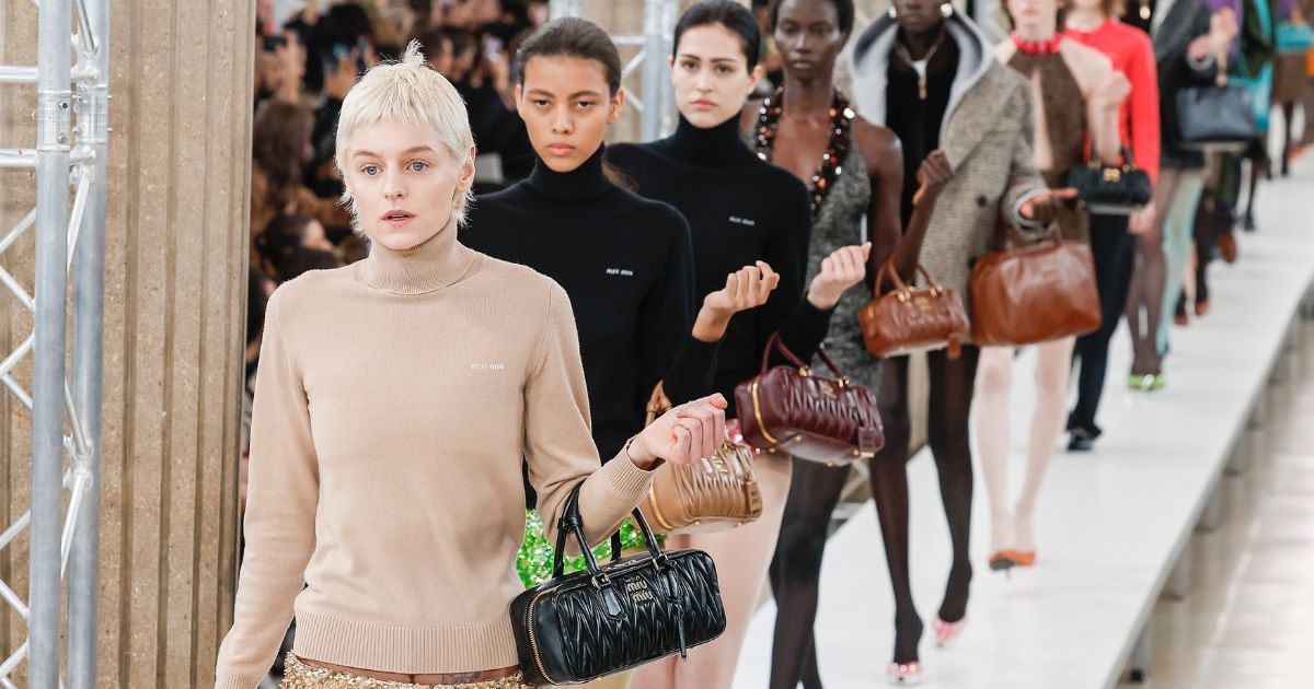 Emma Corrin debitovala na modnoj pisti: Glumica zatvorila reviju modne ...
