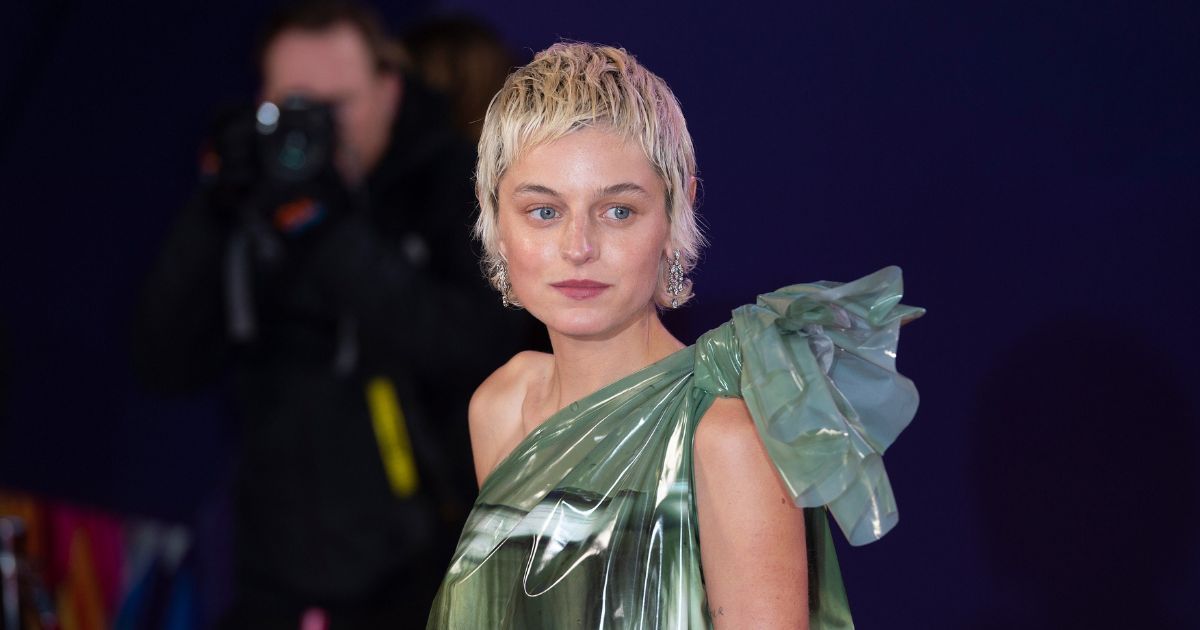 Emma Corrin zahteva rodno neutralne nagrade - Harper's Bazaar Srbija