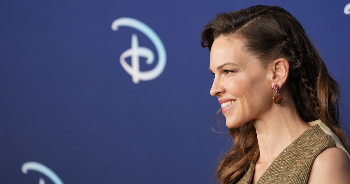 Hillary Swank: Zašto sam postala majka u 48-oj? - Harper's BAZAAR Srbija