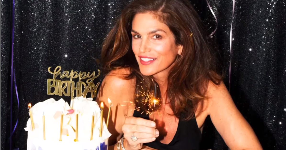 Na dan svog 56. rođendana Cindy Crawford dala je mlađoj sebi ovaj savet ... Na dan svog 56. rođendana Cindy Crawford dala je mlađoj sebi ovaj savet ...