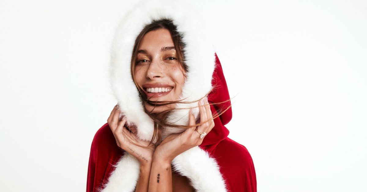 Seksi Deda Mrazica: Hailey Bieber u prazničnoj Victoria's Secret ...