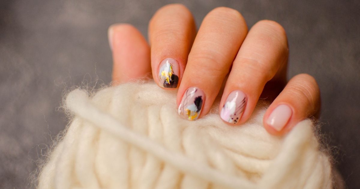 Trendi ideje za novogodišnji manikir - Harper's BAZAAR Srbija