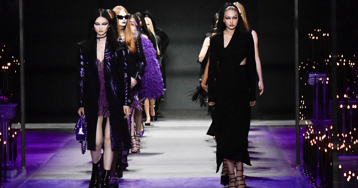 Ženstvena gotika Donatelle Versace kojom je očarala sve(t) - Harper's ...