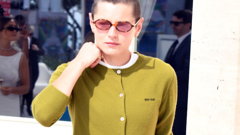 Emma Corrin donela trend 'bez pantalona' u Veneciju - Harper's BAZAAR ...