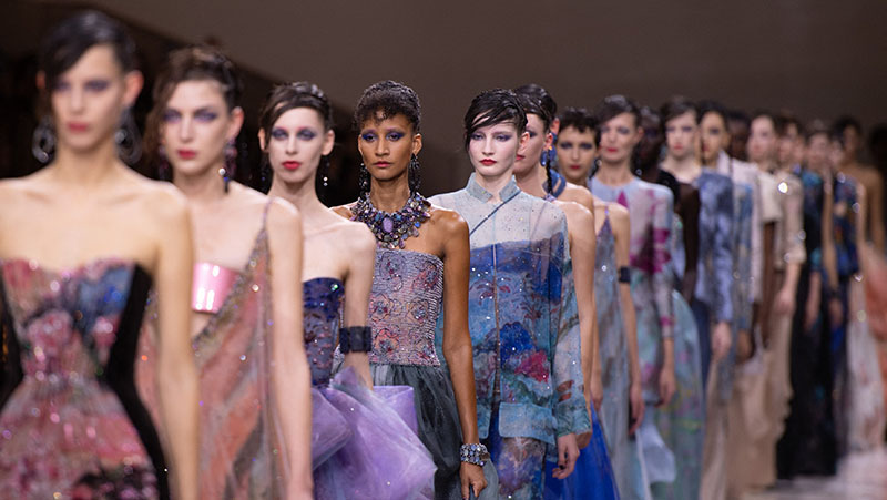 Paris Haute Couture Week: Modna igra Armani Privé revije - Harper's ...