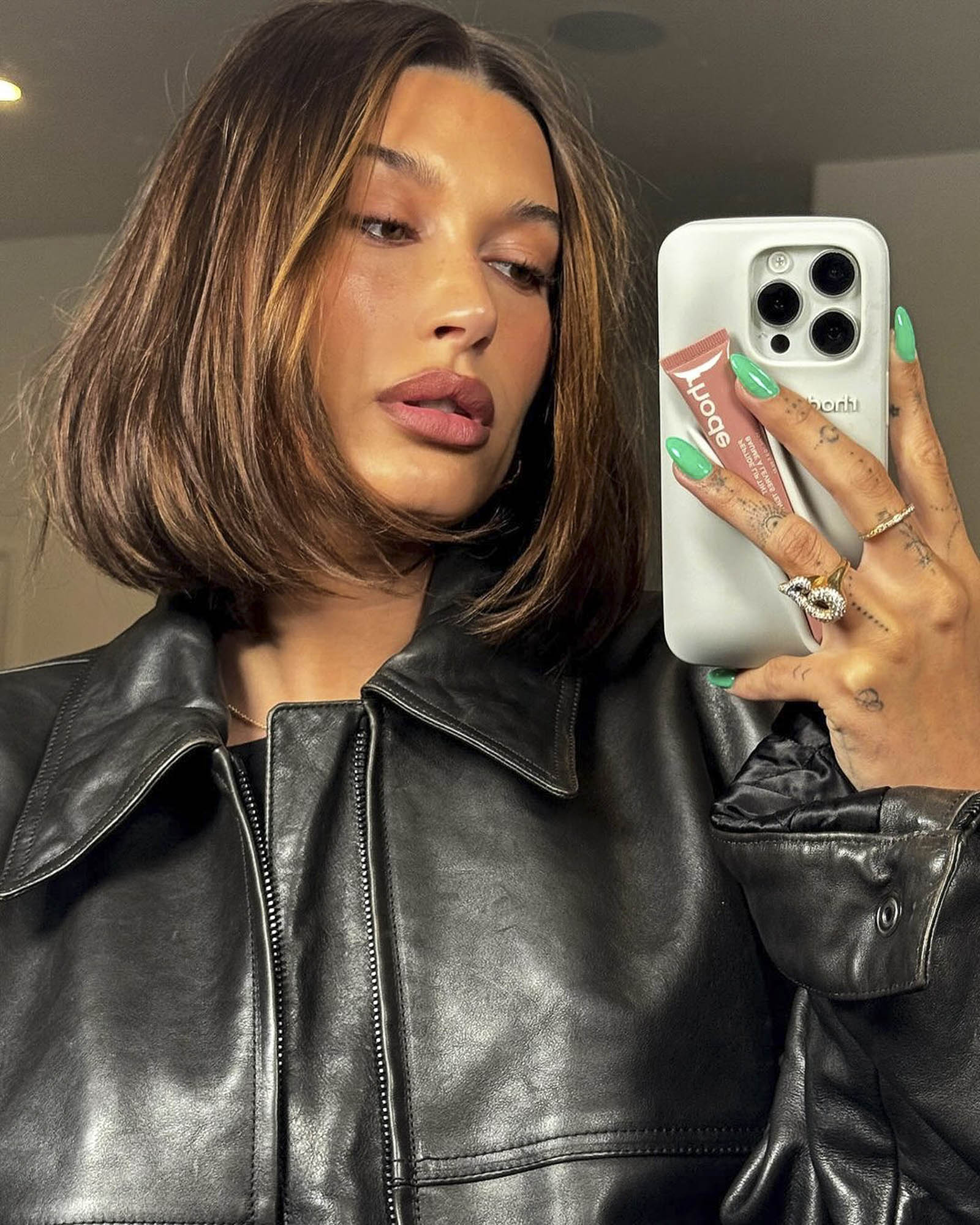 Hailey Bieber donosi "pantsless" trend na Coachellu - Harper's BAZAAR ...