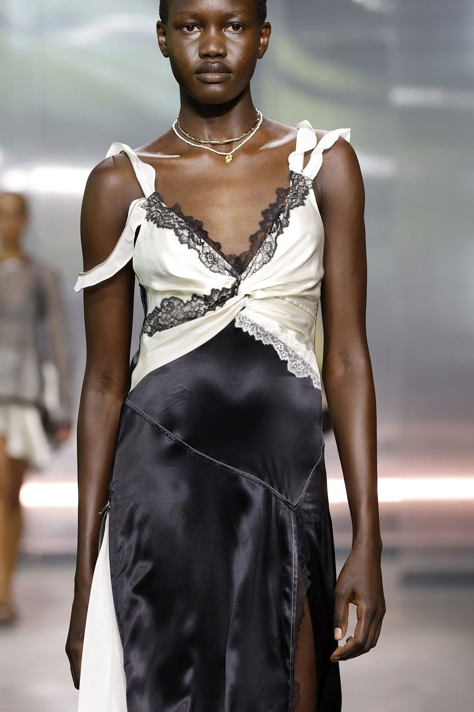 Modni trendovi koji će obeležiti proleće 2025.