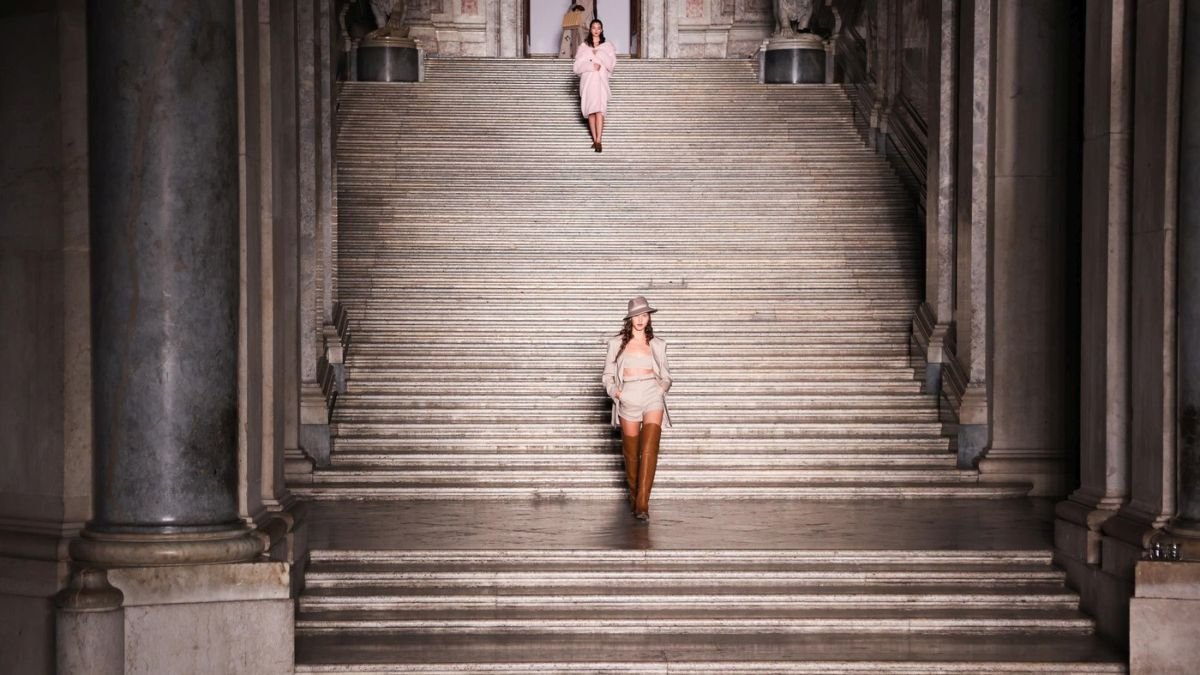 Max Mara donela duh Italije pedesetih u palatu Reggia di Caserta