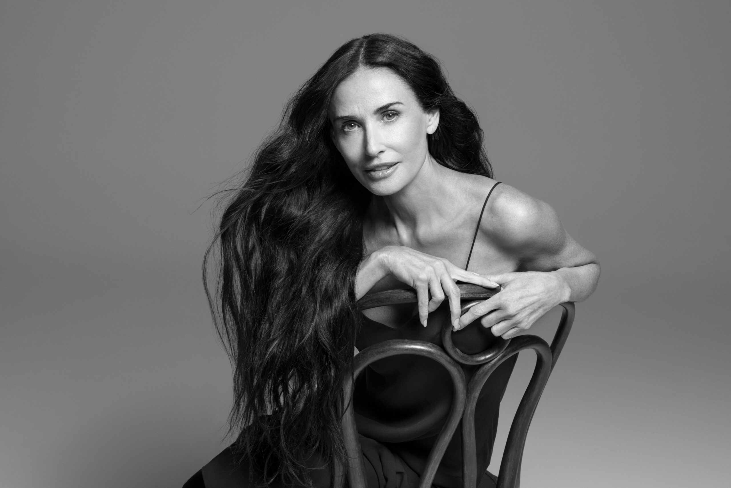 Koja je tajna savršene kose Demi Moore? - Harper's BAZAAR Srbija